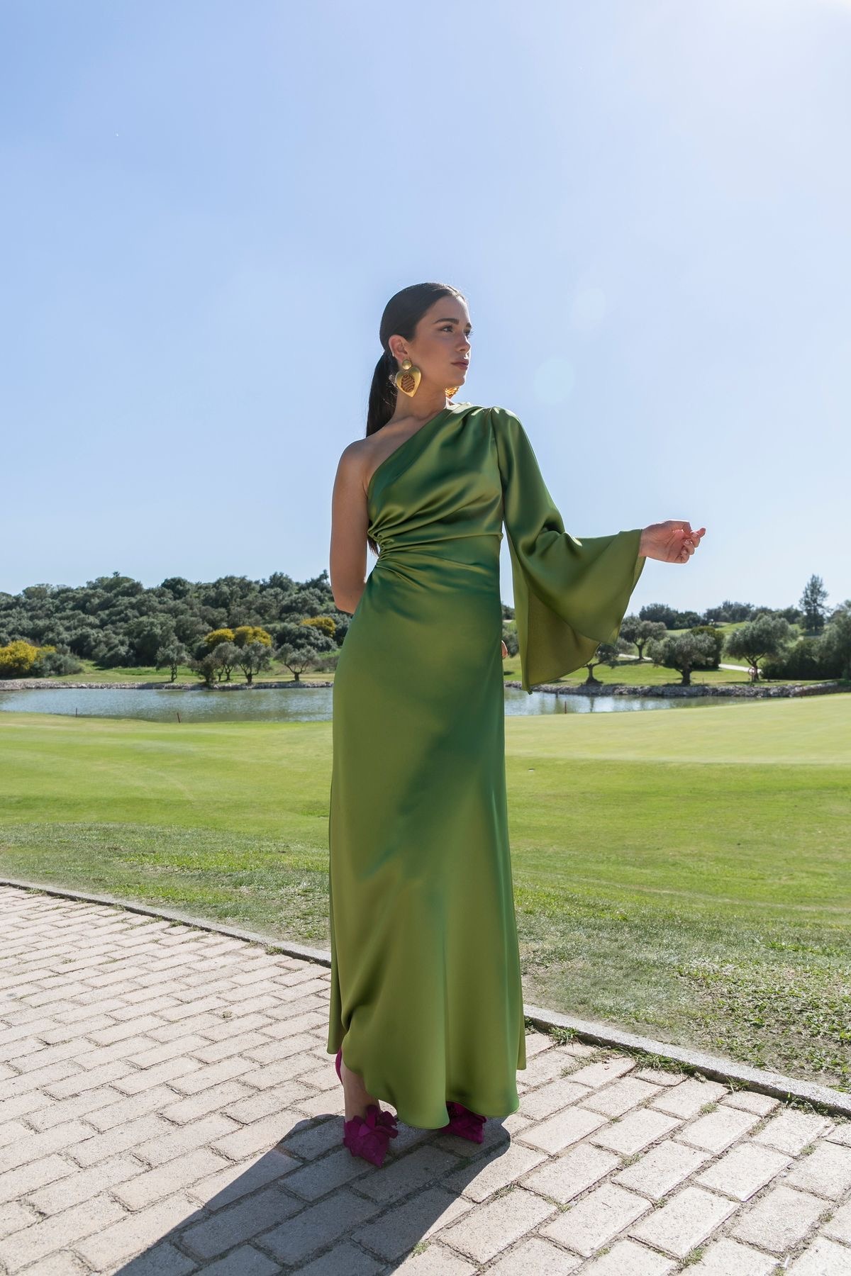 ¿Cómo combinar un vestido verde con zapatos y bolso? Ideas